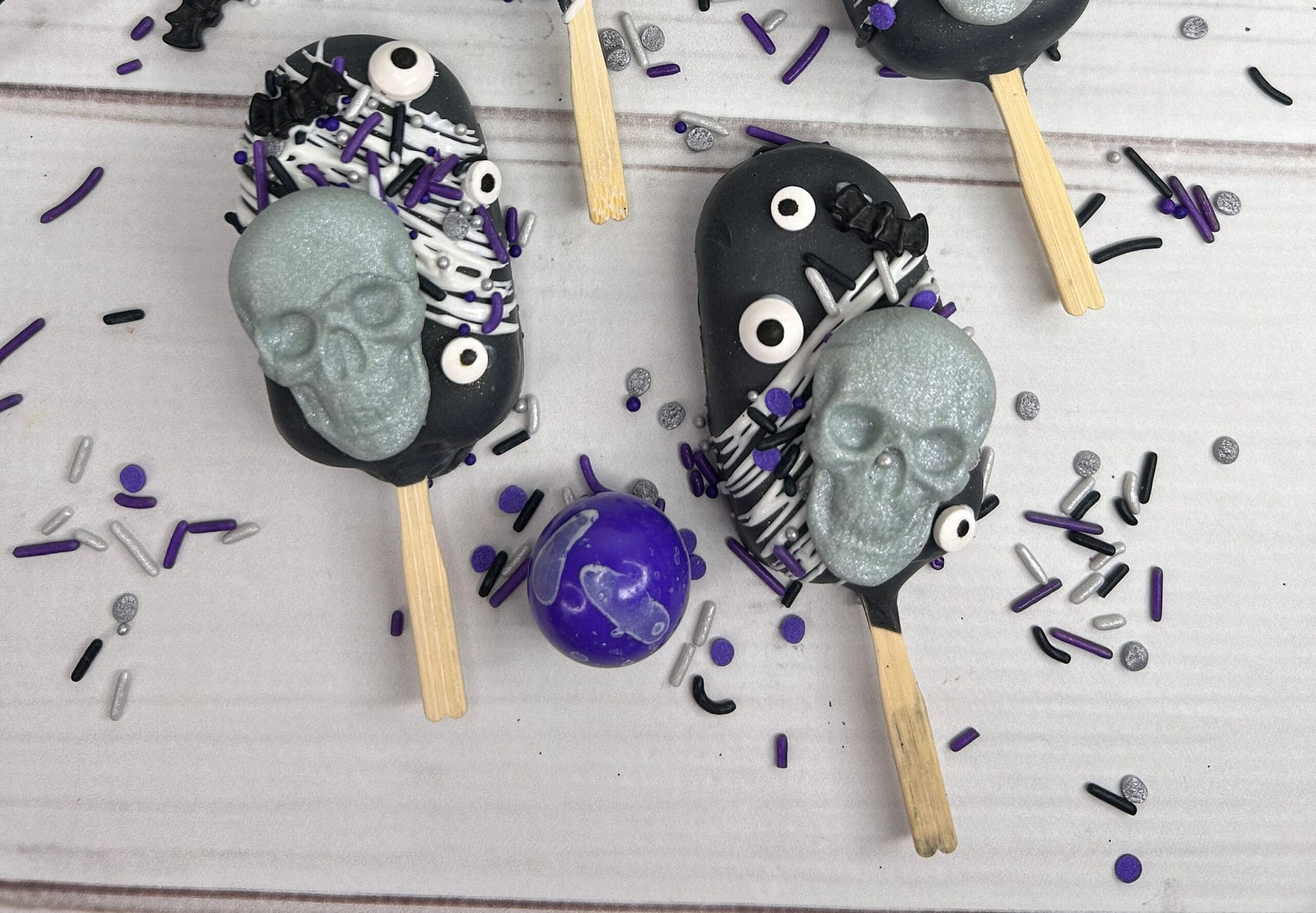 Awesome Spine Tingling Halloween Skeleton Cake Pops